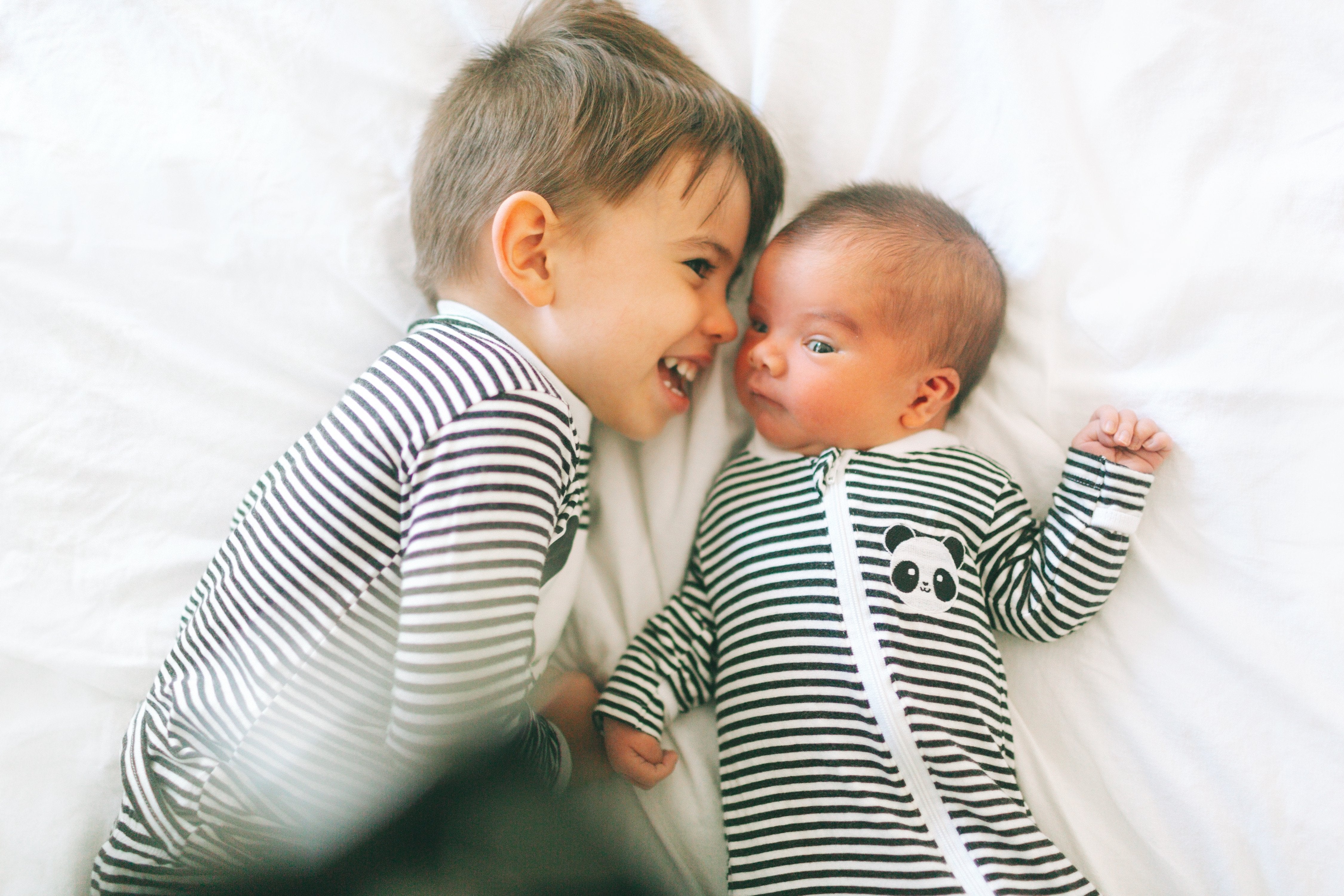 Tips for Introducing Kids to Their New Siblings | Delta Children